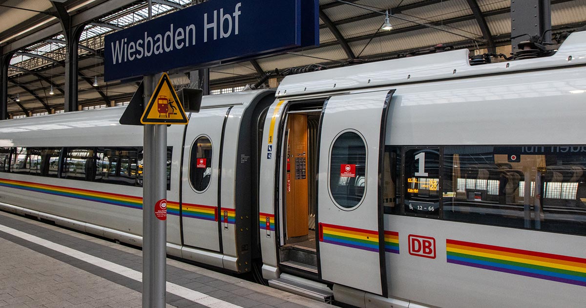 Der Regenbogen-ICE zu Gast in Wiesbaden Hbf ?️‍? – mahrko auf reisen | Blog von Marco Bereth